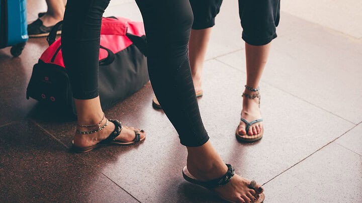 Make Long Flights Enjoyable With These 13 Essential Travel Items - We ...