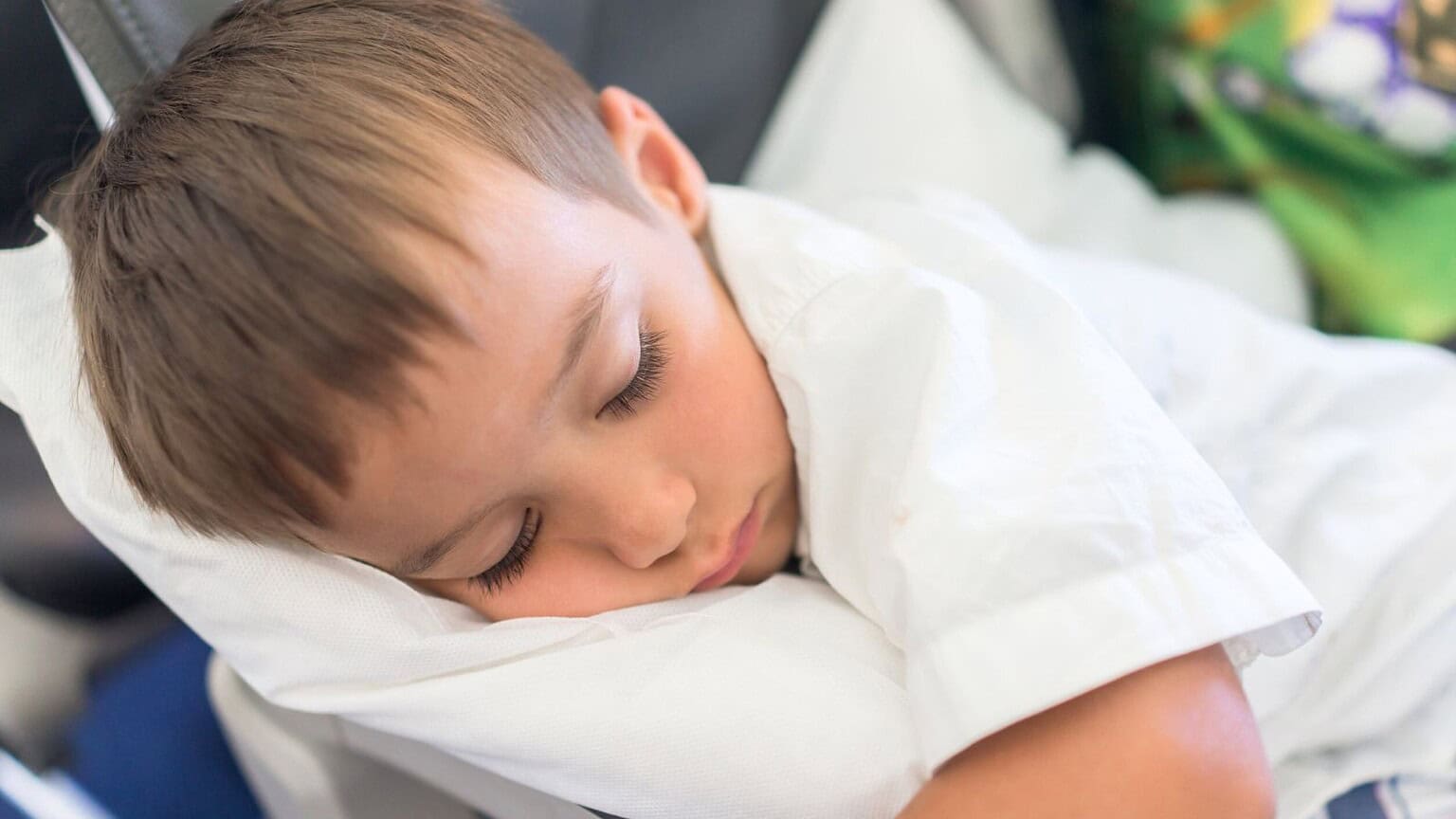 11 Smart Tips to Handle Long Airport Layovers With Kids